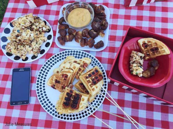 How to Throw an Outdoor Movie Night - Julie Measures